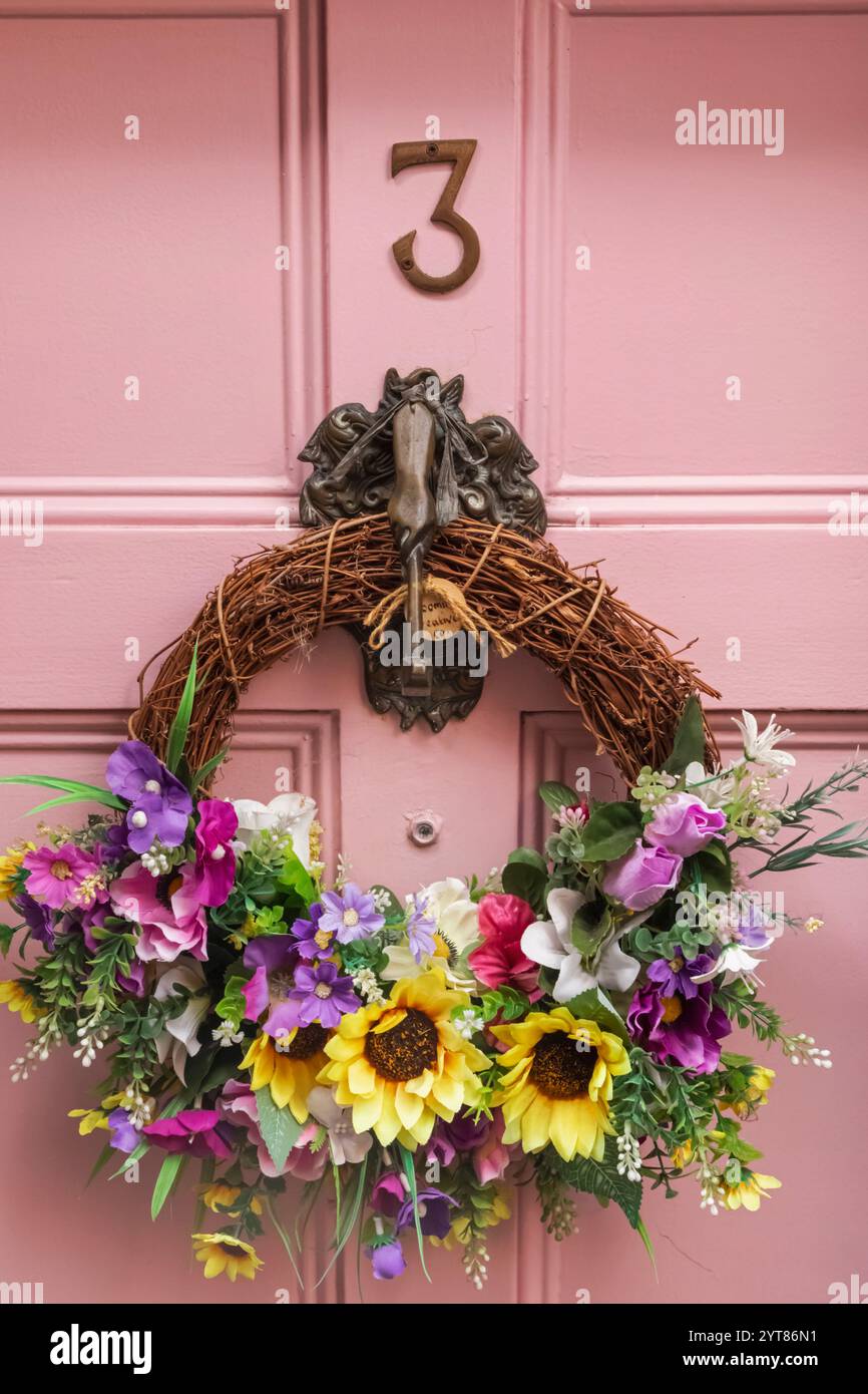 Front door garland hi-res stock photography and images - Alamy
