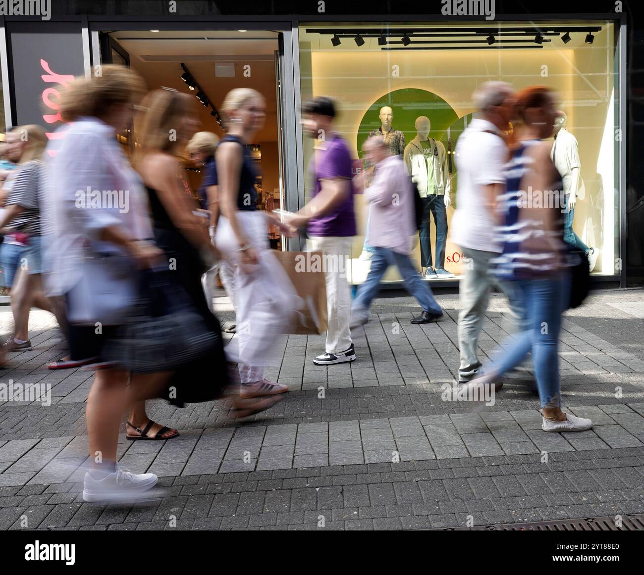 Germany, North Rhine-Westphalia, Cologne, pedestrian zone, Hohe Straße ...