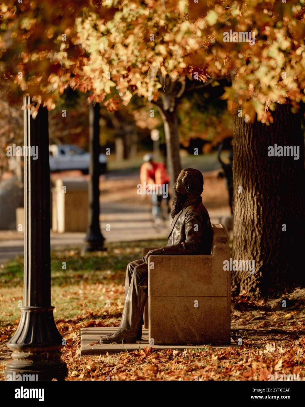 Park setting statue man hi-res stock photography and images - Alamy