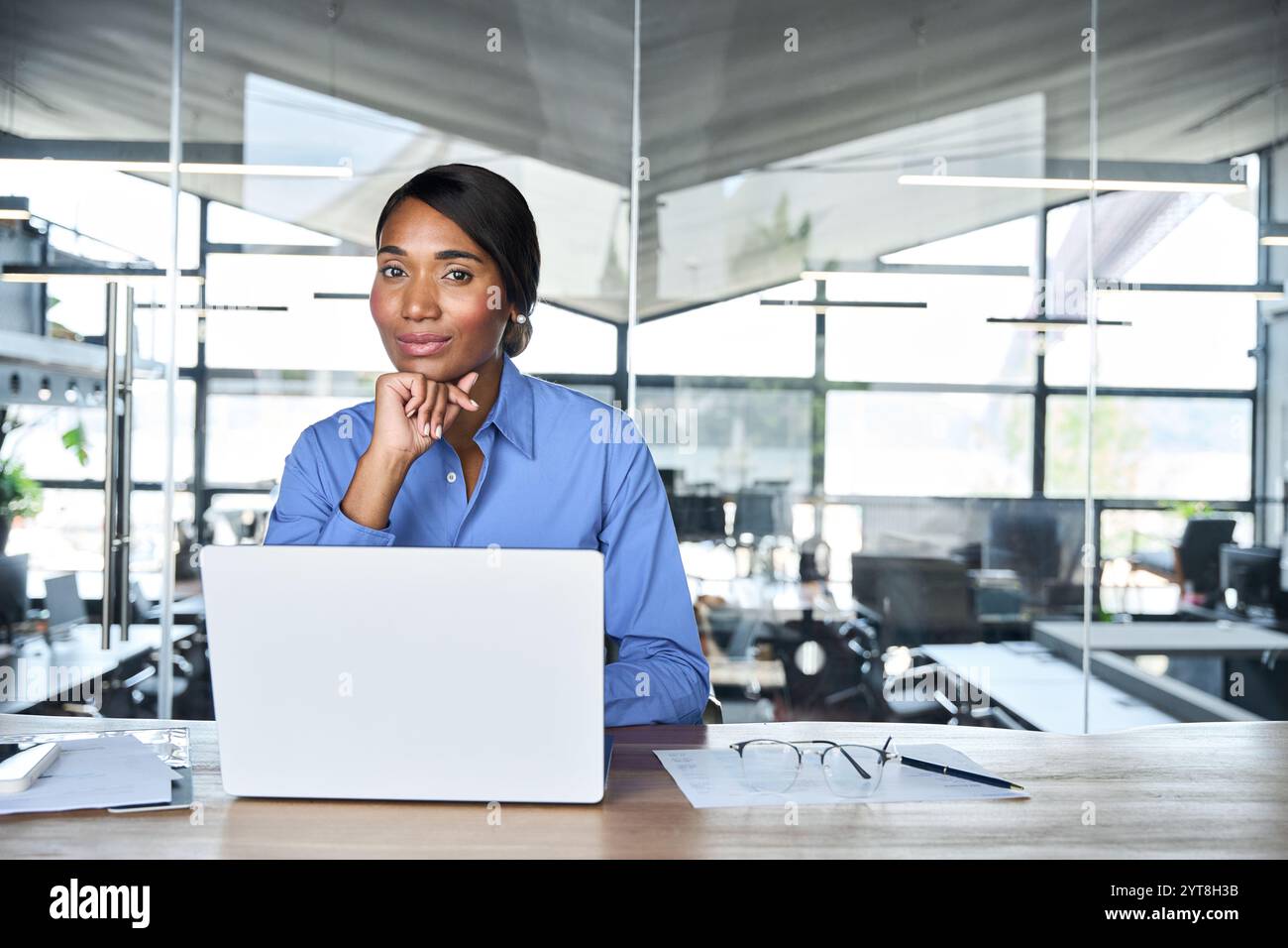 African american woman computer hi-res stock photography and images - Alamy