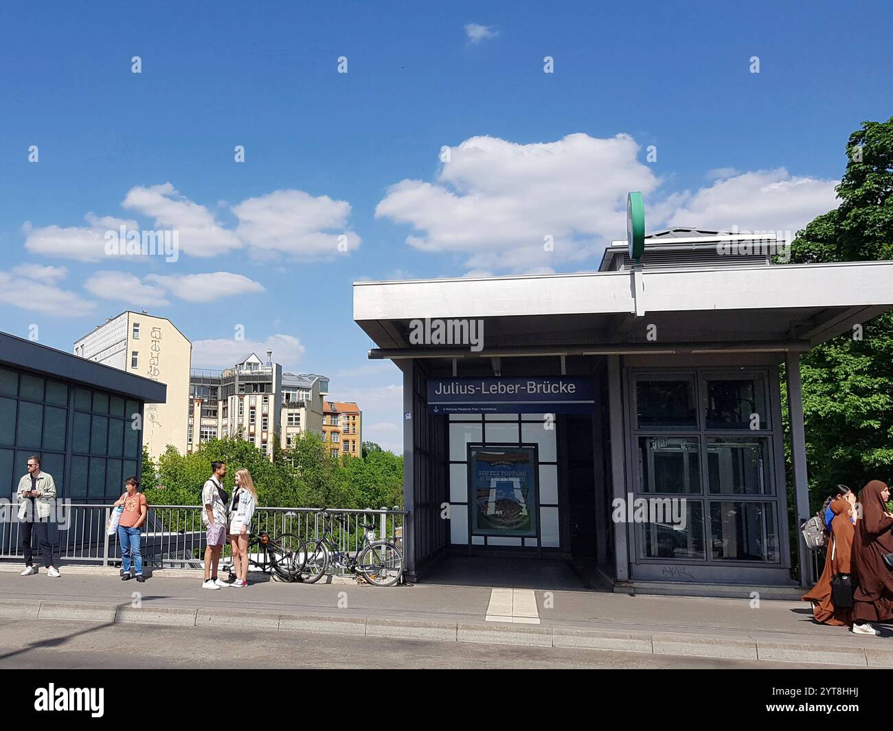 The Julius Leber Bridge in Berlin-Schöneberg crosses the S-Bahn station ...