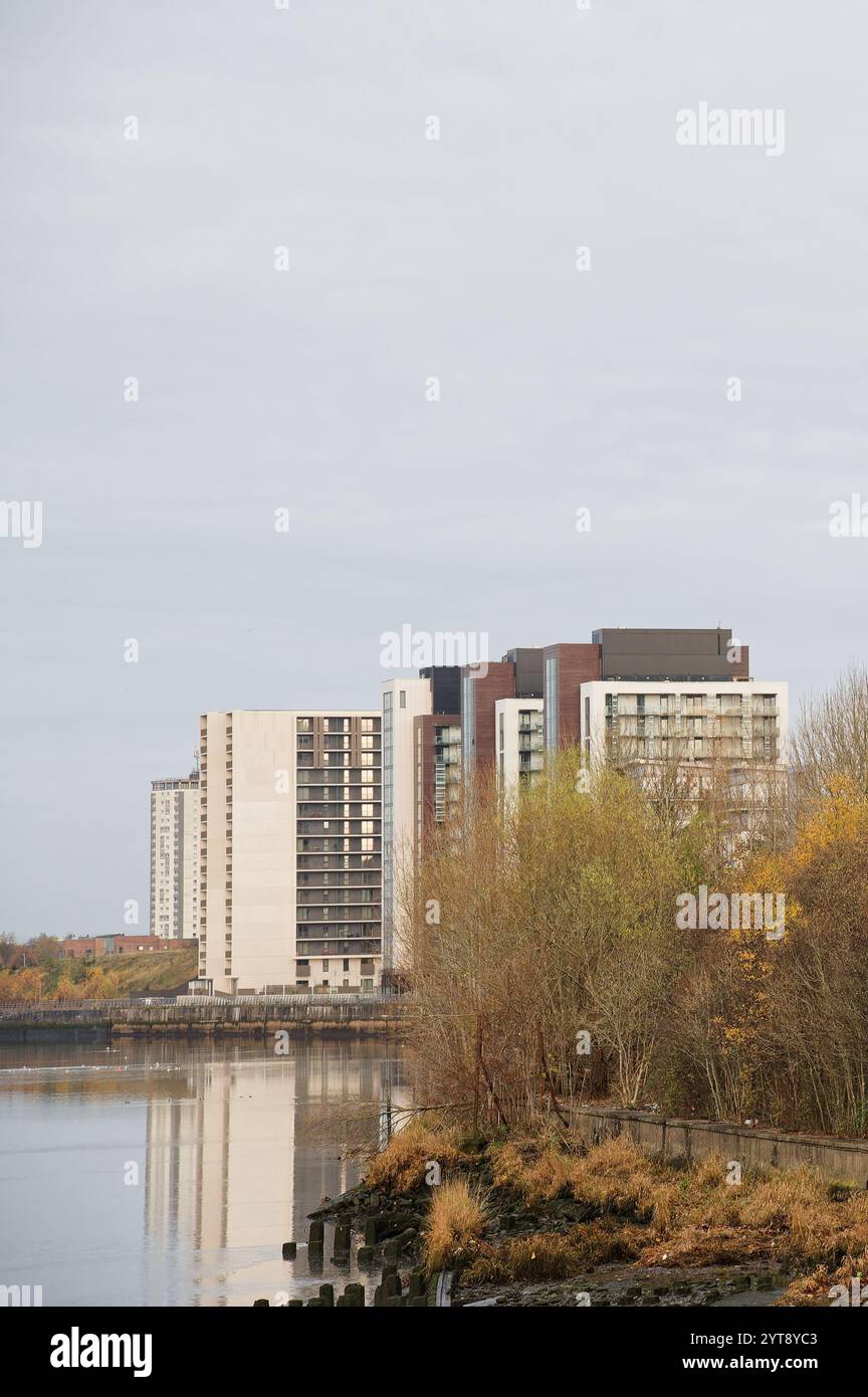 Modern high rise flats at Glasgow Harbour Stock Photo - Alamy
