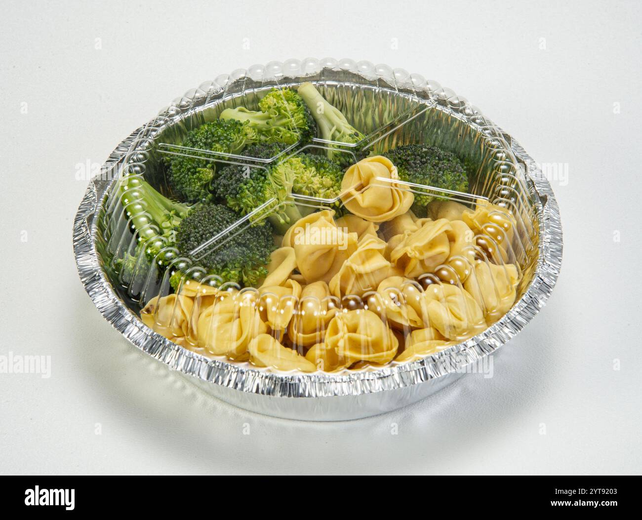 Round aluminum take out take away container with lid Stock Photo - Alamy