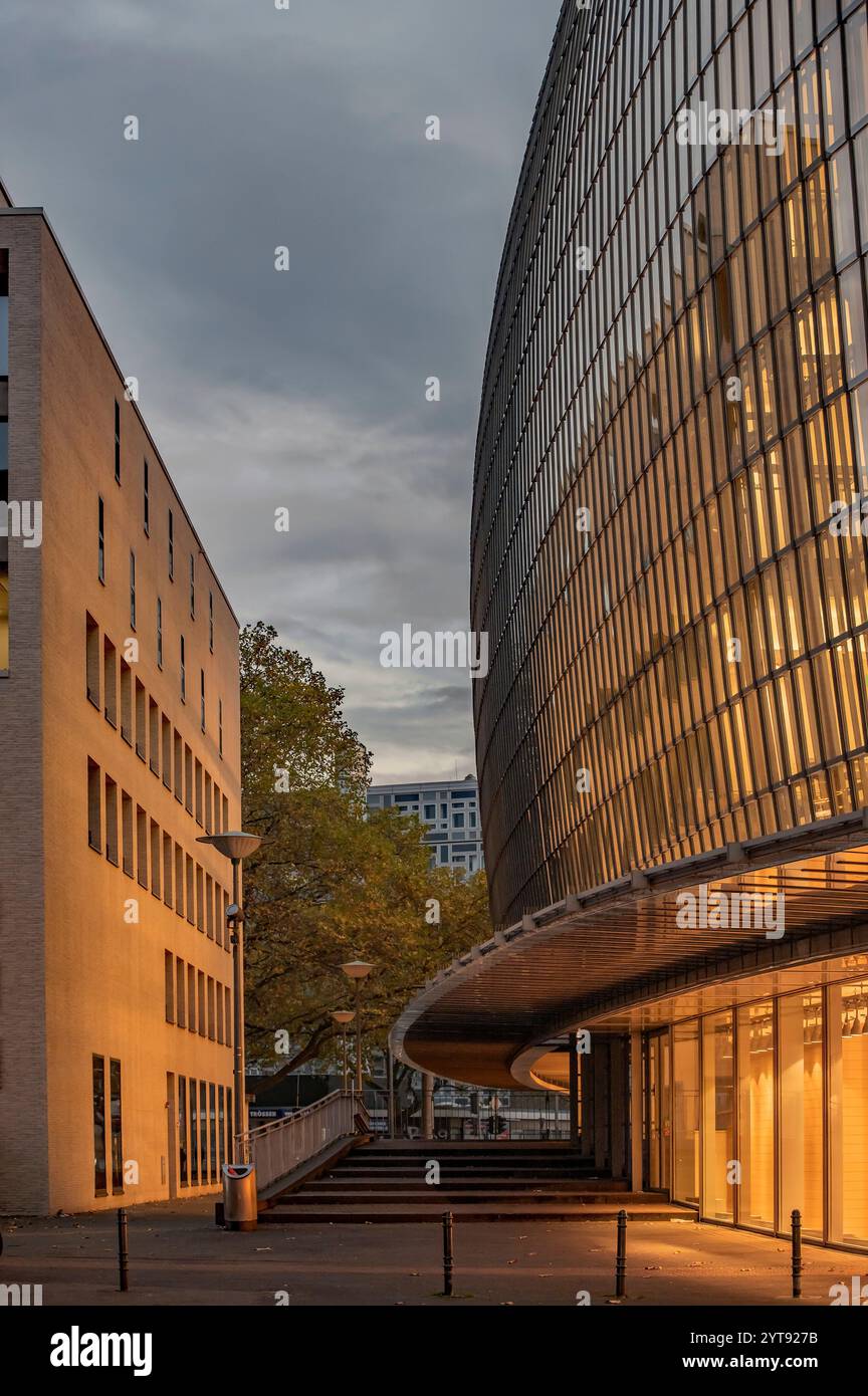 Large glass pane hi-res stock photography and images - Alamy