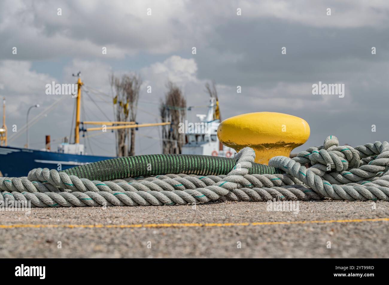 Harbour wall bollard hi-res stock photography and images - Alamy