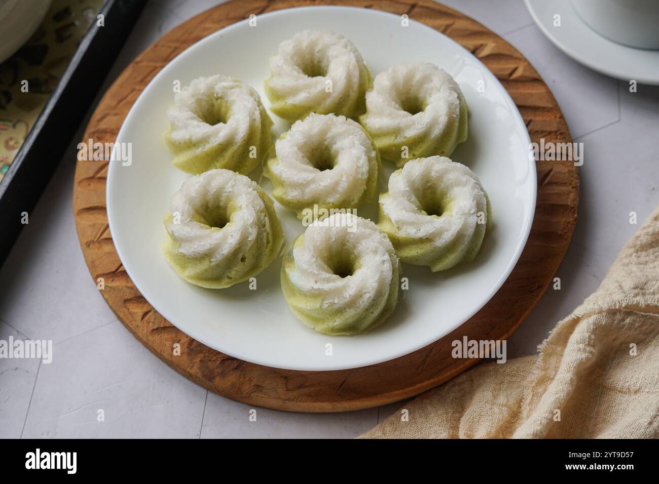 Puteri Ayu, Malaysian traditional steamed sponge pandan coconut cake ...