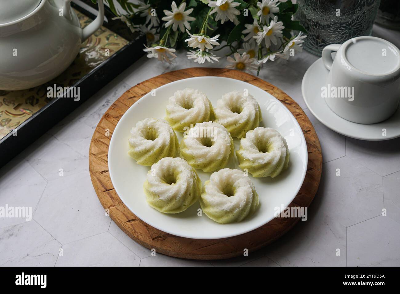Puteri Ayu, Malaysian traditional steamed sponge pandan coconut cake ...