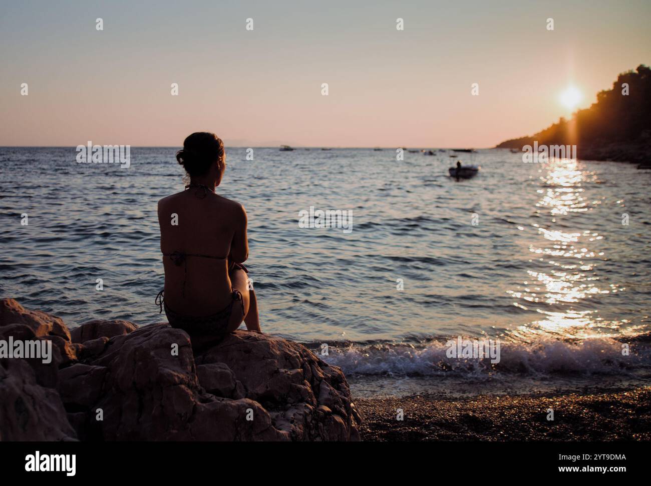 Silhouette woman watching ocean hi-res stock photography and images - Alamy