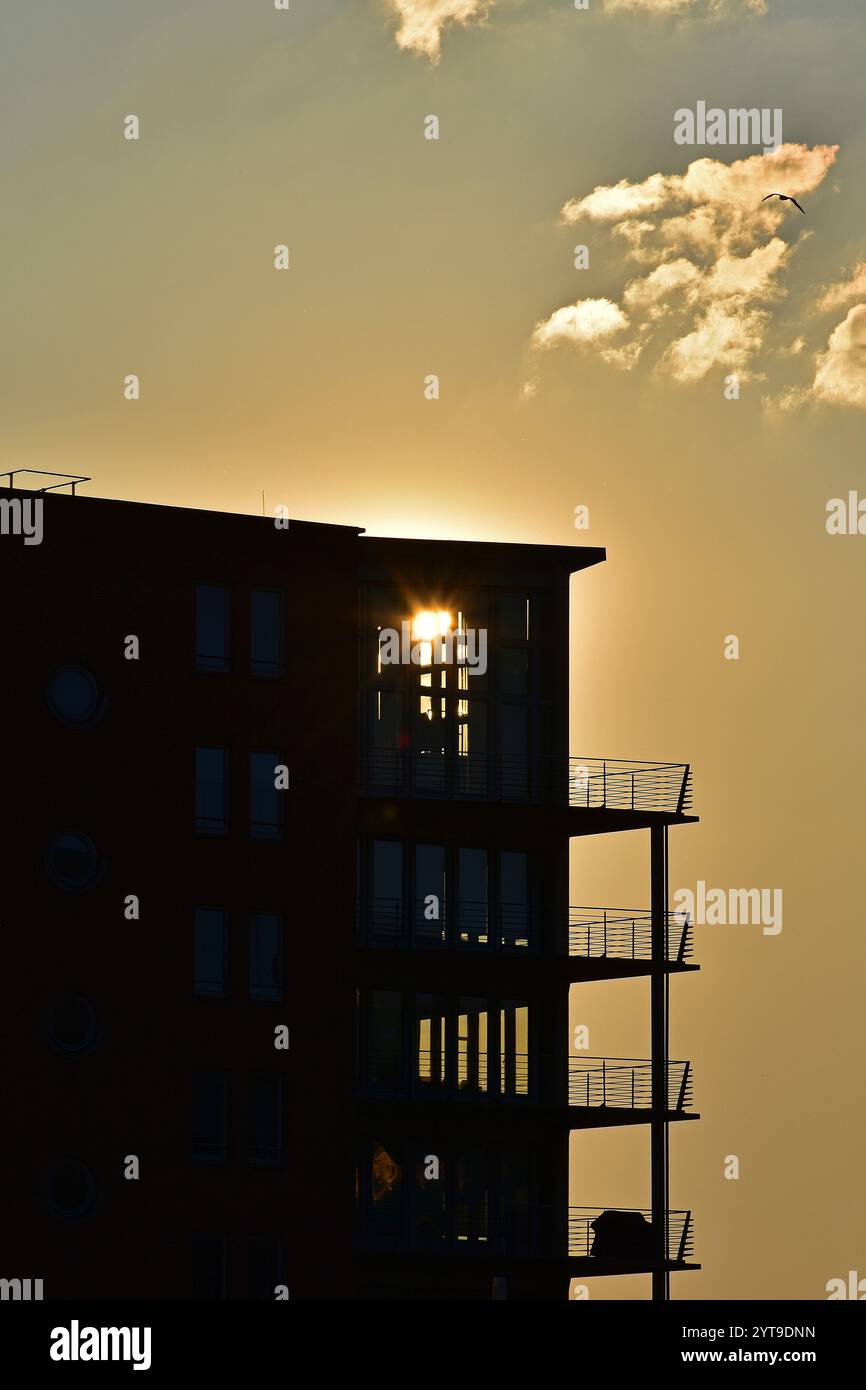 Show building outlines hi-res stock photography and images - Alamy