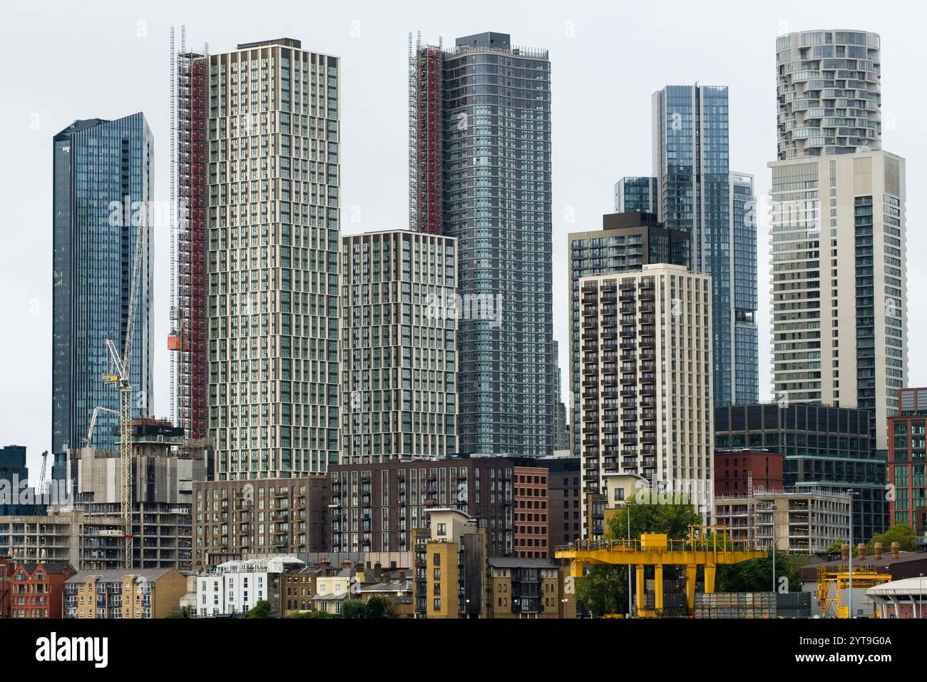 Wood Wharf in the Canary Wharf area of London in the early morning ...