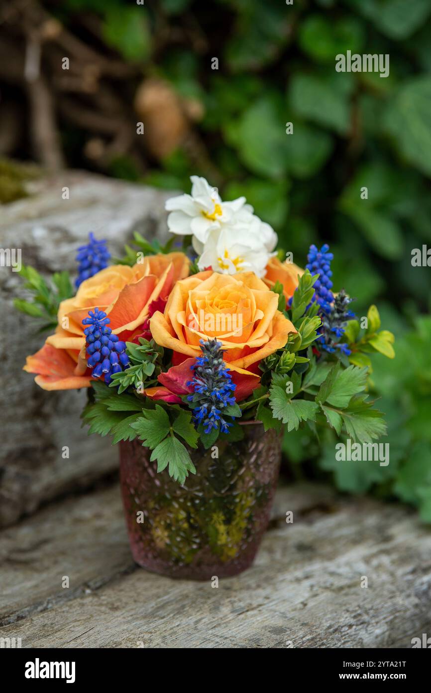 Bouquet small garden roses hi-res stock photography and images - Alamy