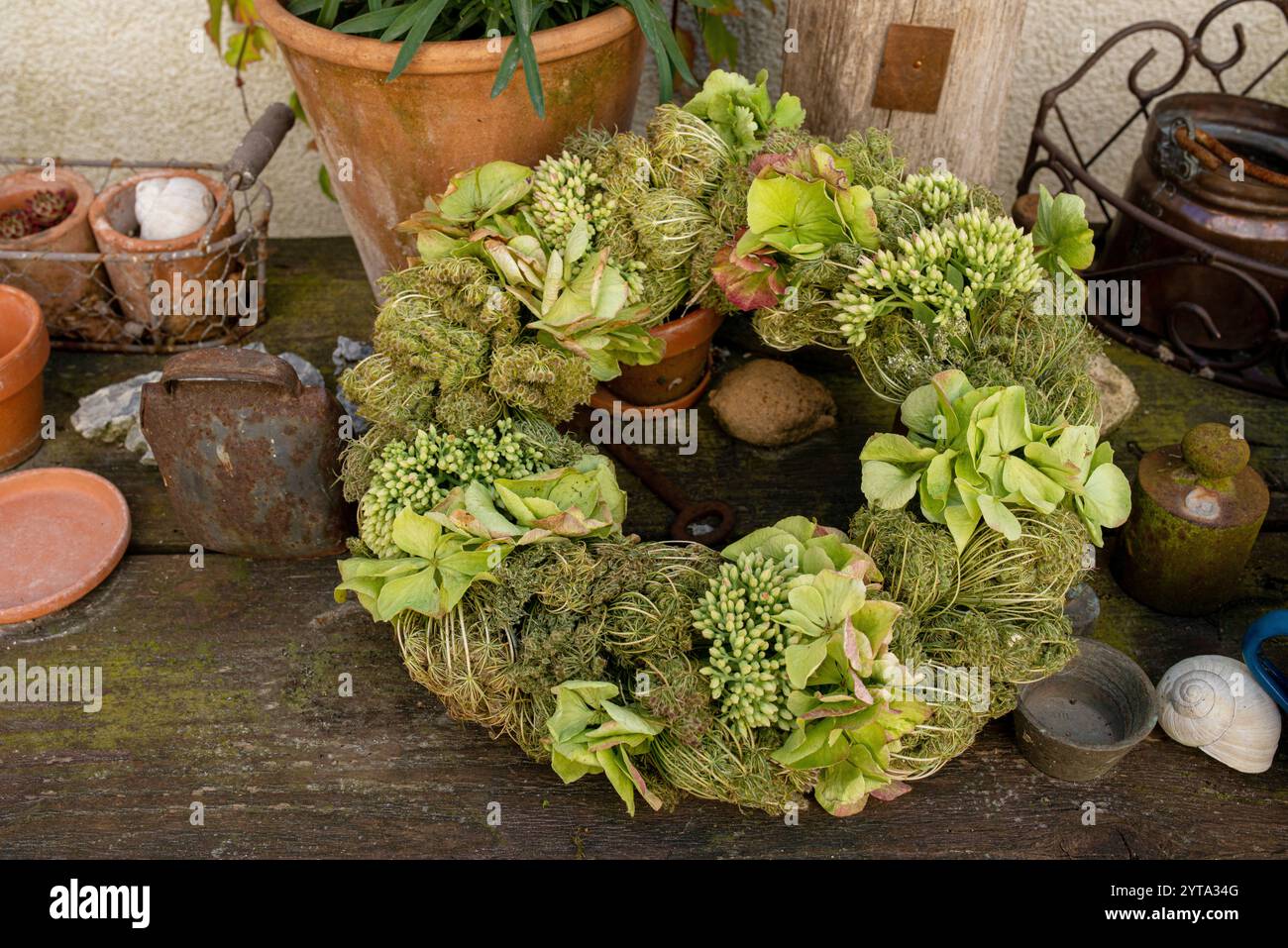 Hand crafted wreath hi-res stock photography and images - Alamy