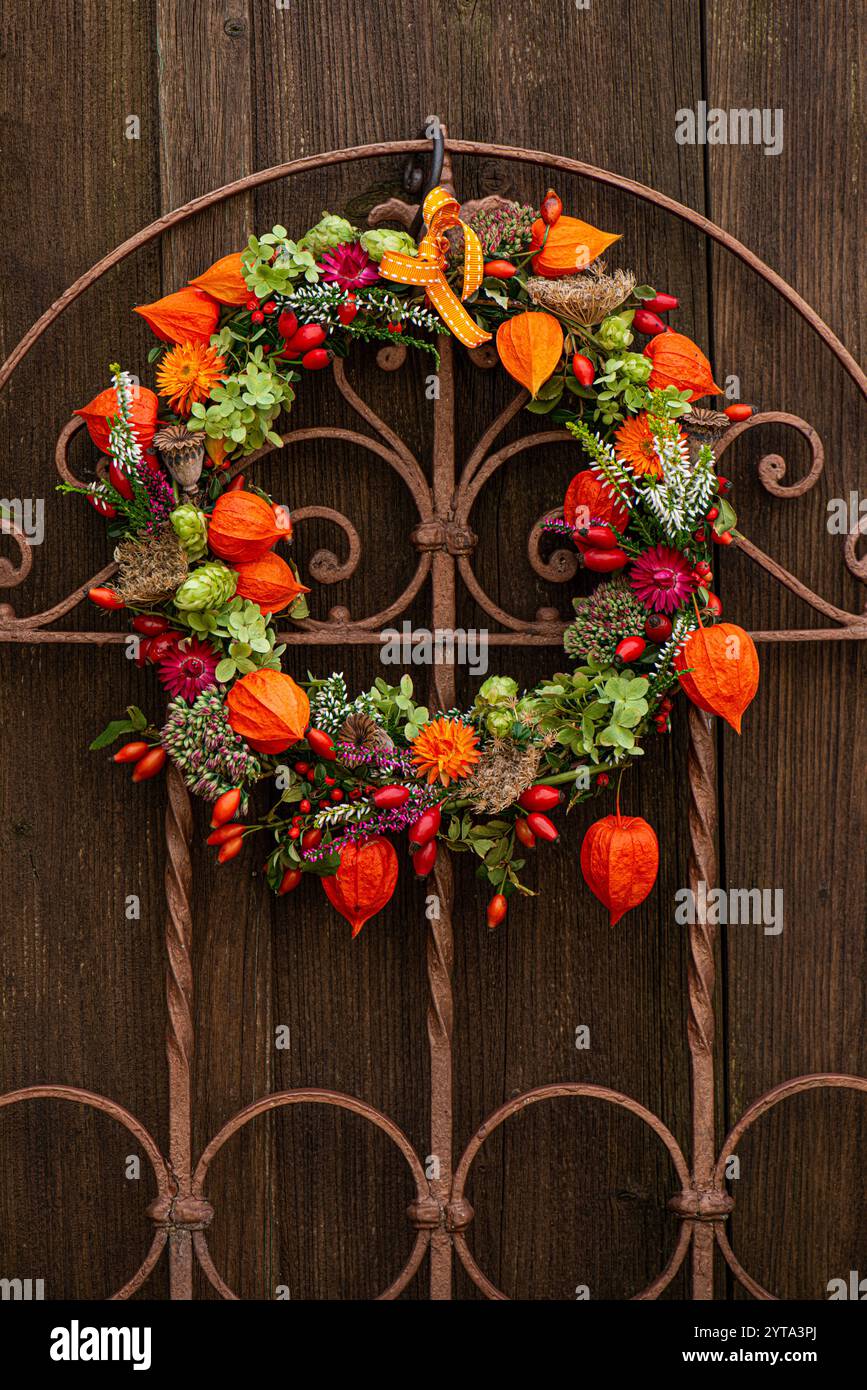 Hawaii flower wreath hi-res stock photography and images - Alamy