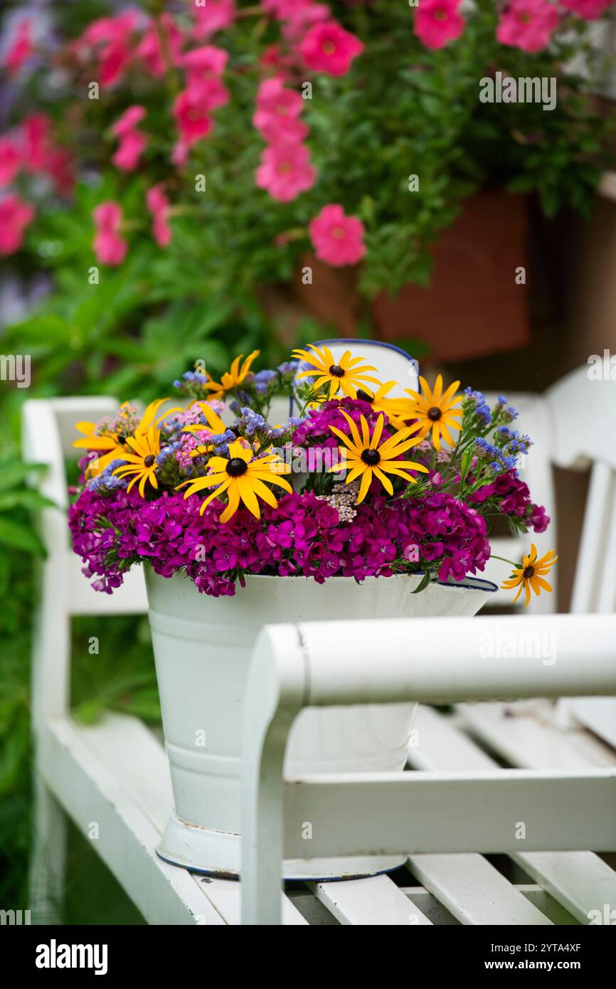 Garden style summer bouquet hi-res stock photography and images - Alamy