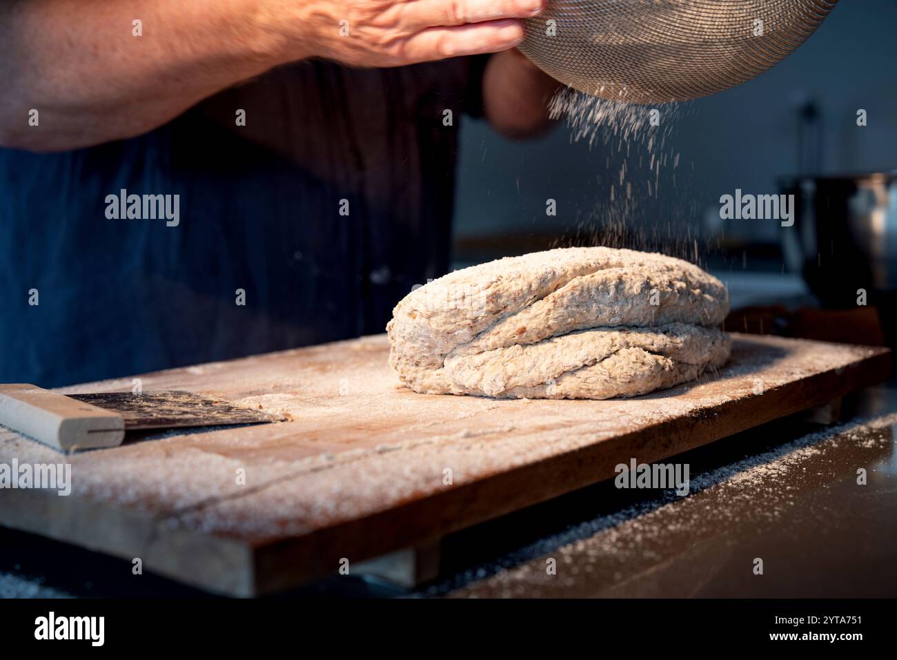 Bakers hand sprinkles flour hi-res stock photography and images - Alamy