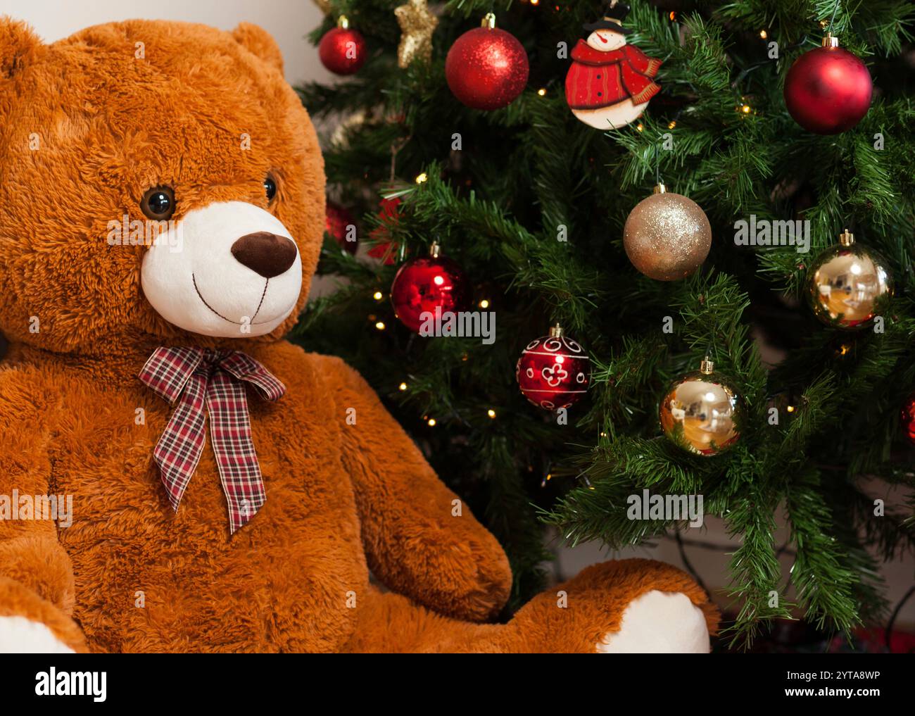 Teddy bear and christmas tree hi-res stock photography and images - Alamy