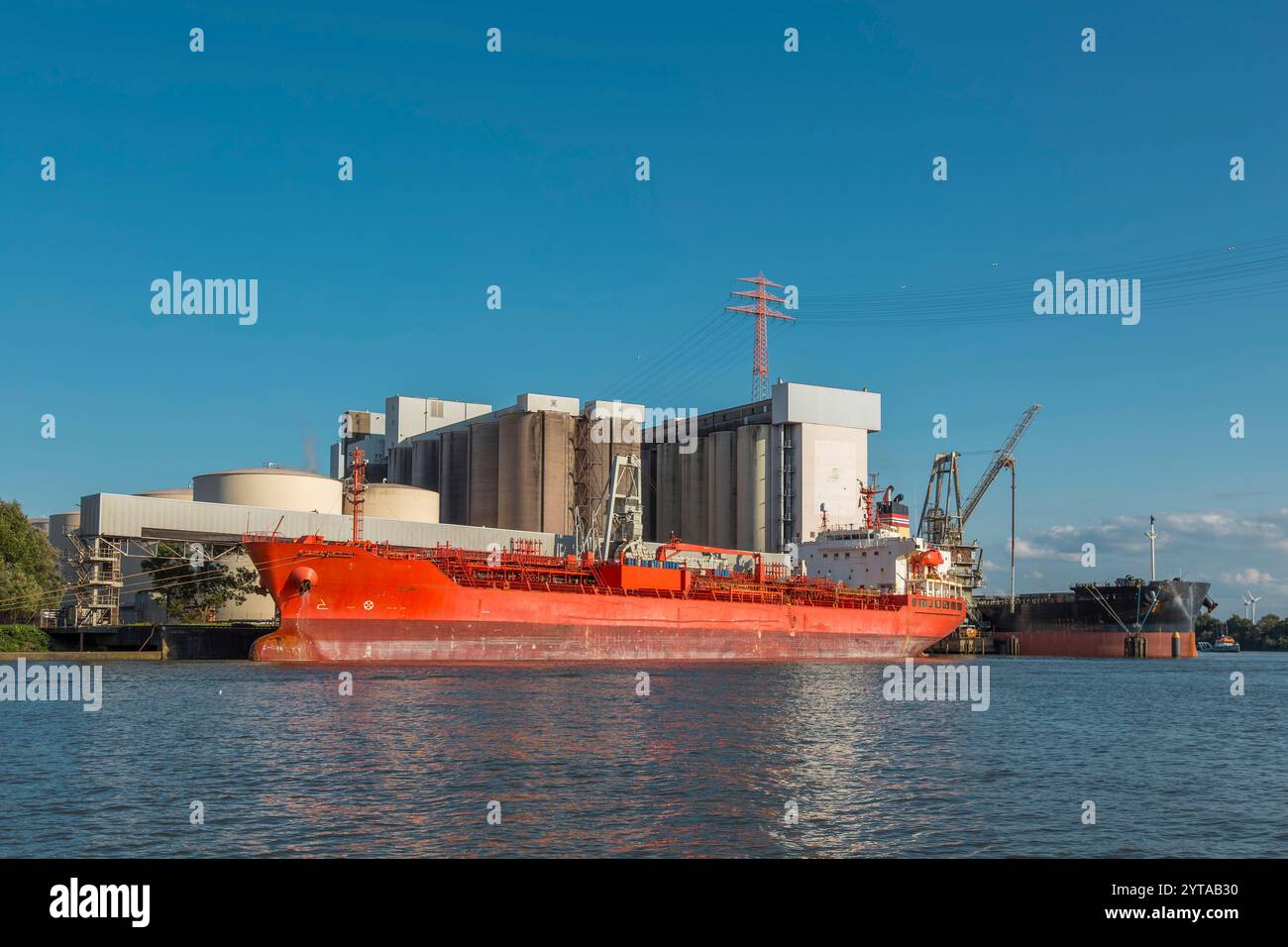 Shipping container being unloaded hi-res stock photography and images ...