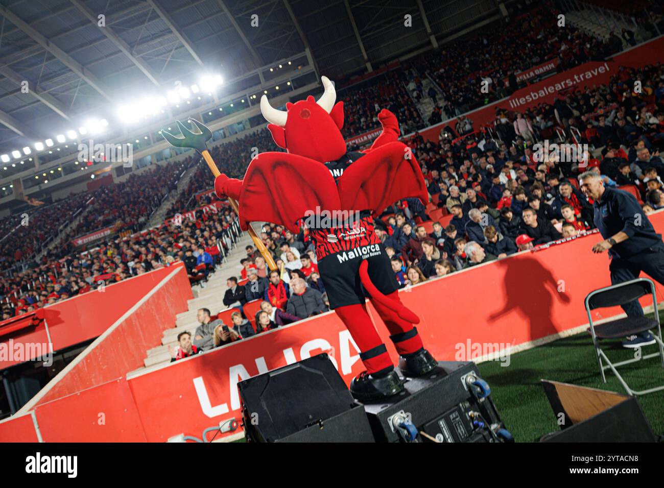 Football game mascot hi-res stock photography and images - Alamy