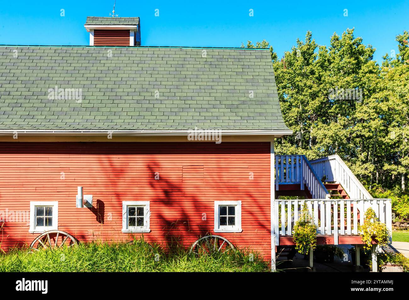 Red barn white trim green hi-res stock photography and images - Alamy