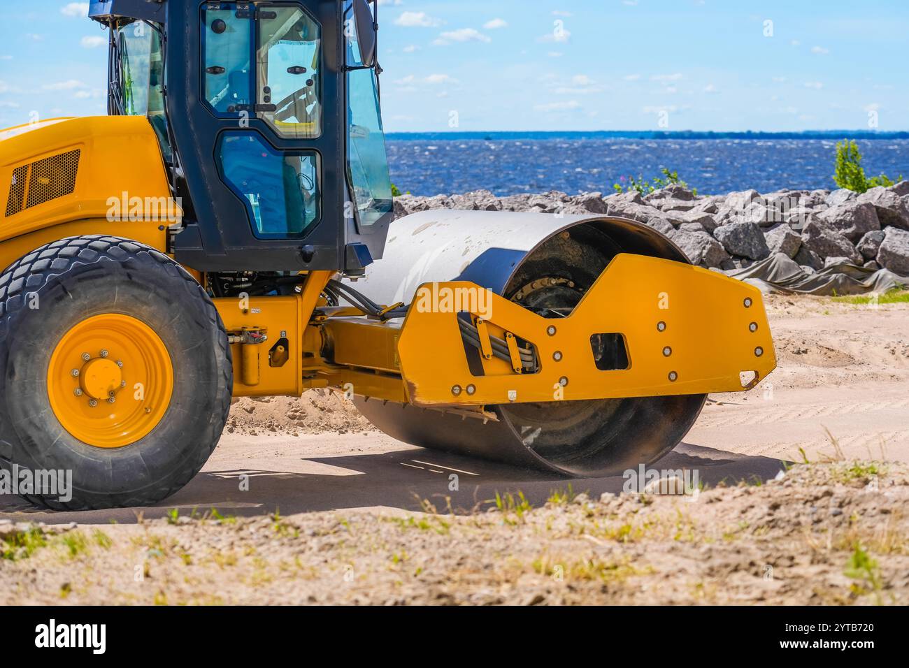 Vibration single-cylinder road roller. Soil Compactor for leveling ...