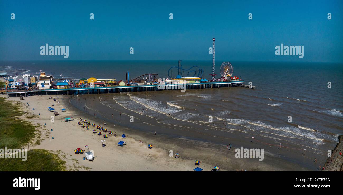 JULY 15, 2023, GALVESTON, TEXAS - Pleasure Pier ferris wheel on pier in ...