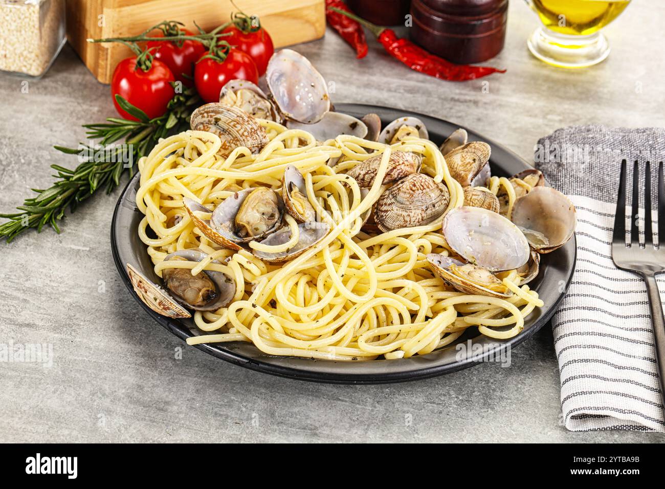 Italian pasta - Spaghetti vongole with clams and sauce Stock Photo - Alamy