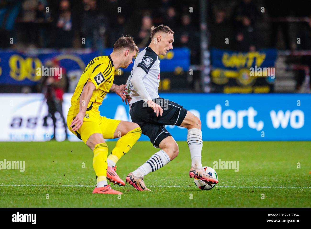 v.l. Dominik Becker (1. FC Saarbruecken, #17), Dominik Steczyk (SC Verl ...