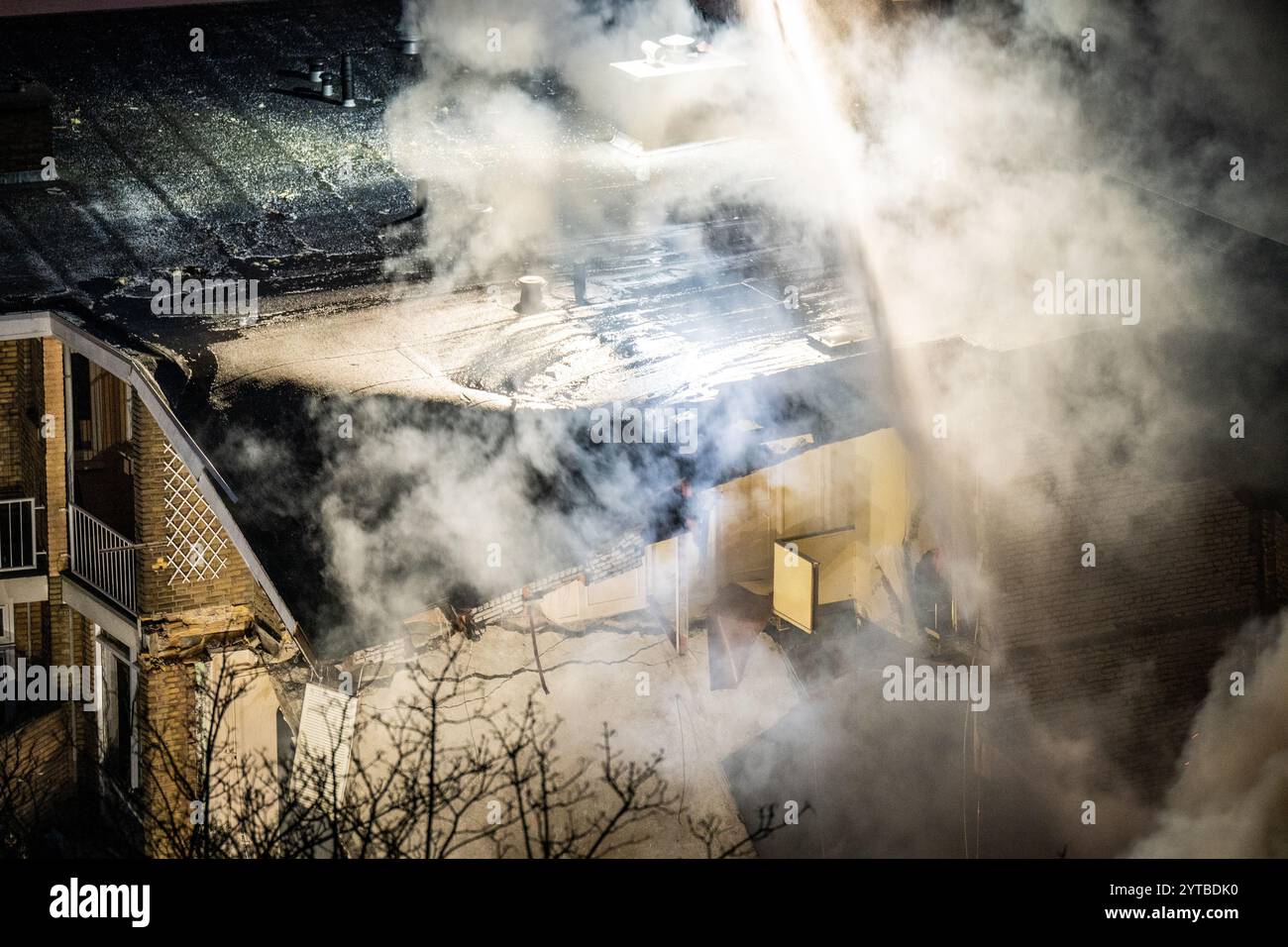 DEN HAAG - Emergency services are present at the Tarwekamp where a very ...