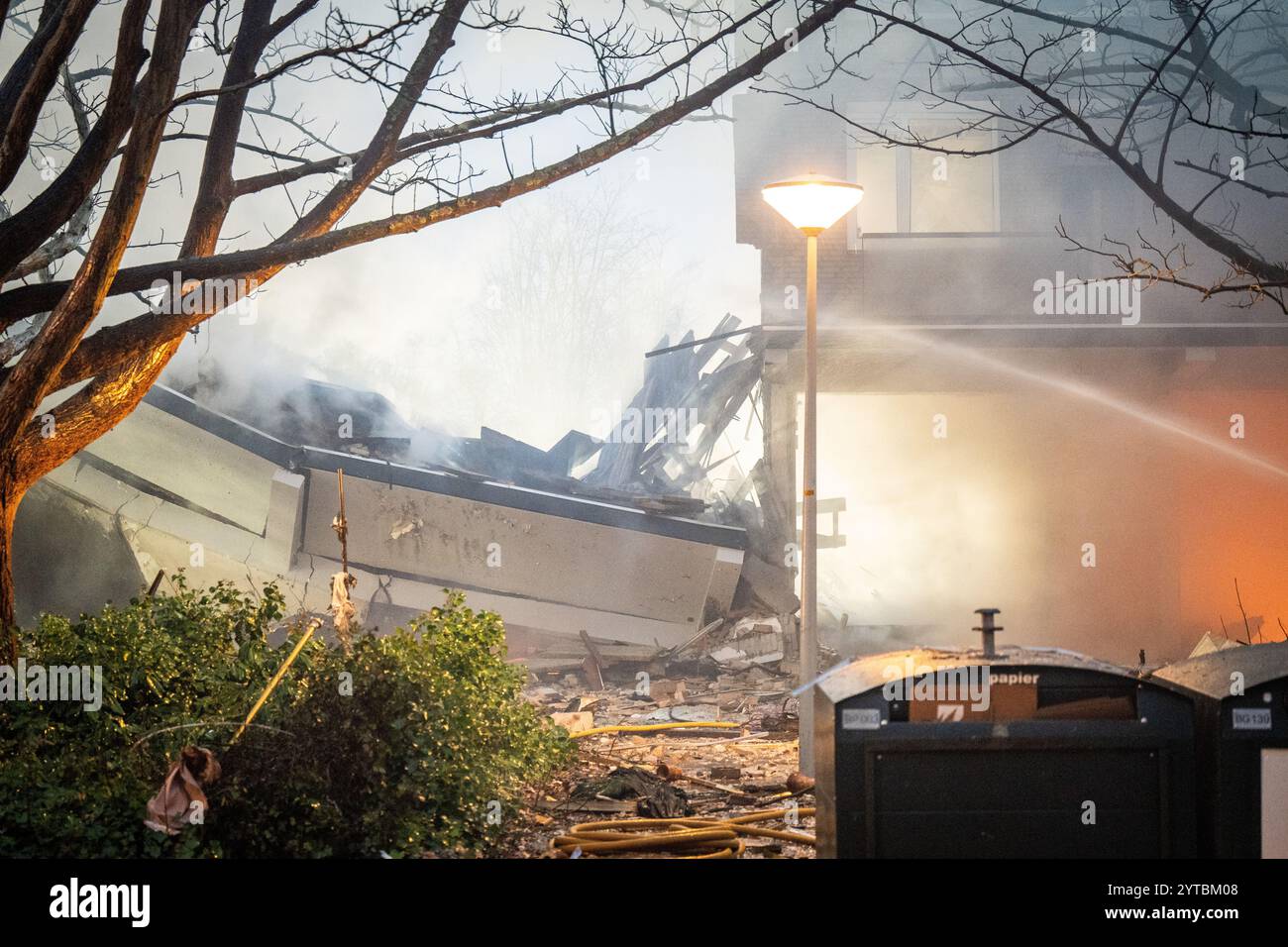 DEN HAAG - Emergency services are present at the Tarwekamp where a very ...