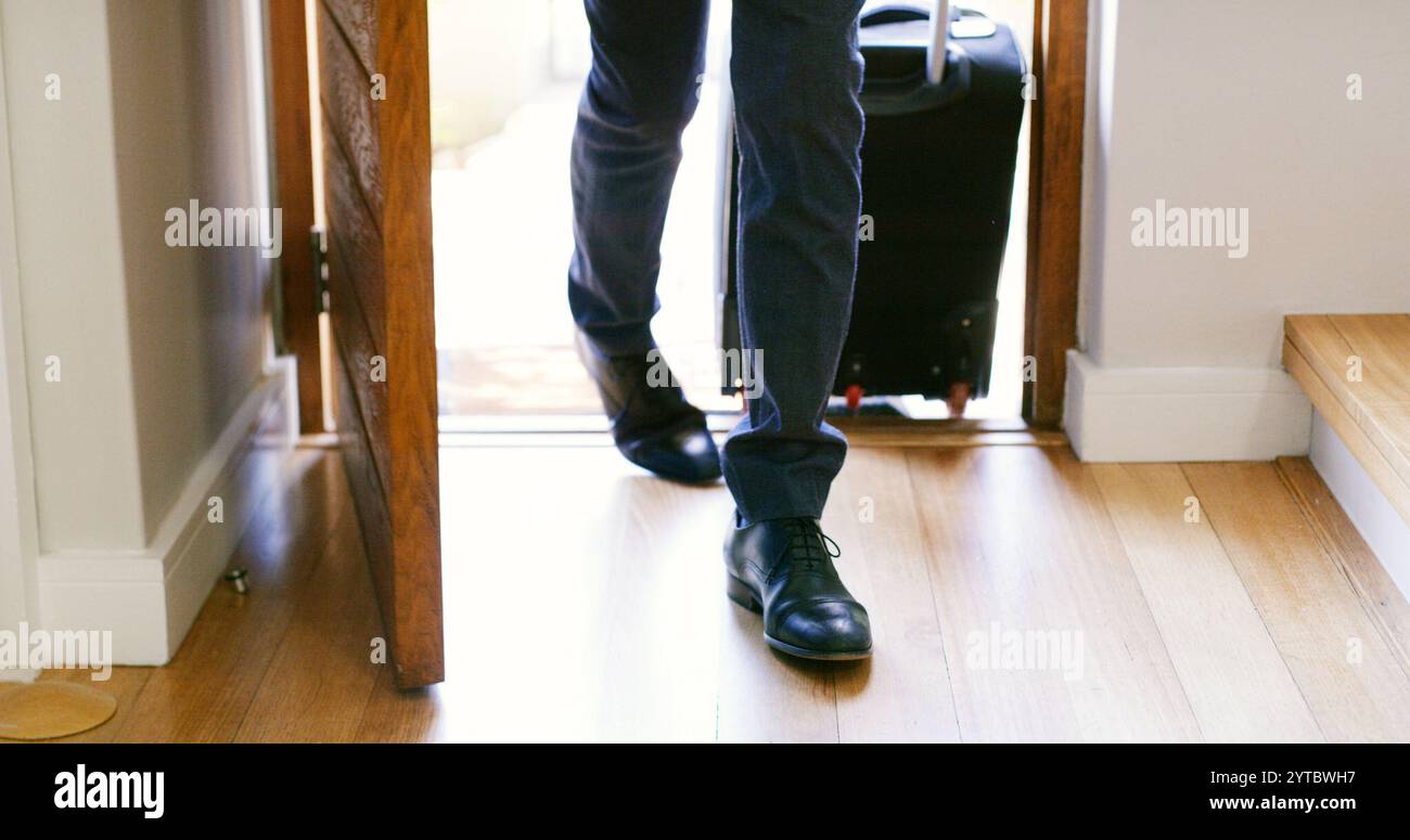 Welcome person suitcase house hi-res stock photography and images - Alamy