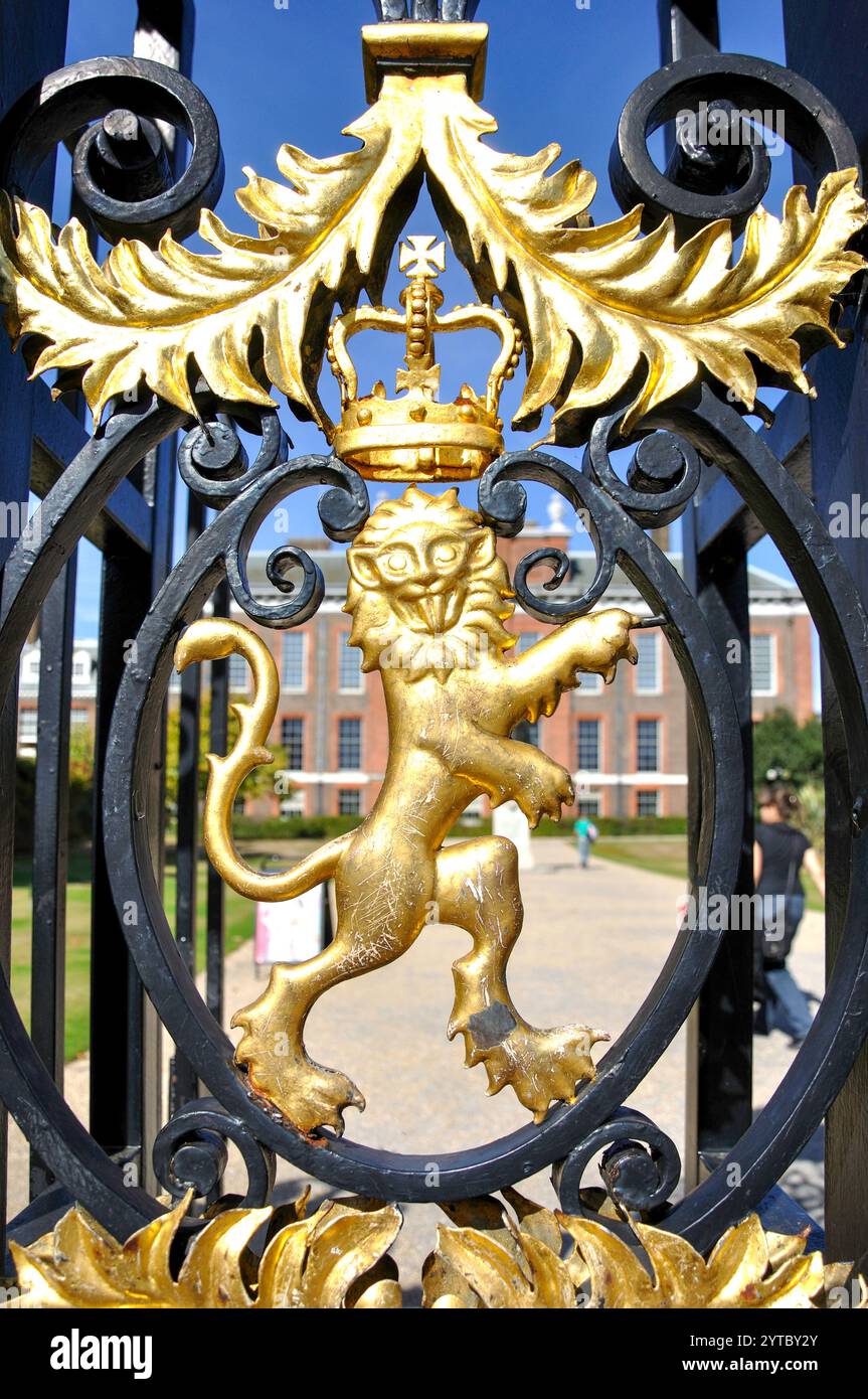Golden lion main gate, Kensington Palace, Kensington Gardens ...