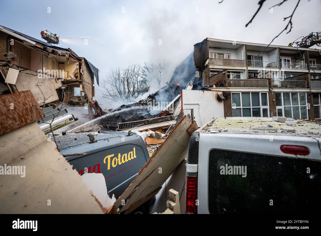 Building collapsed around vehicle hi-res stock photography and images ...