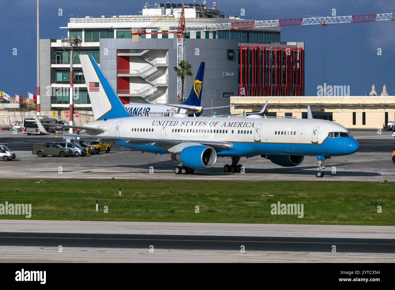 United States Air Force (USAF) Boeing C-32A (Reg: 98-0002), brought ...