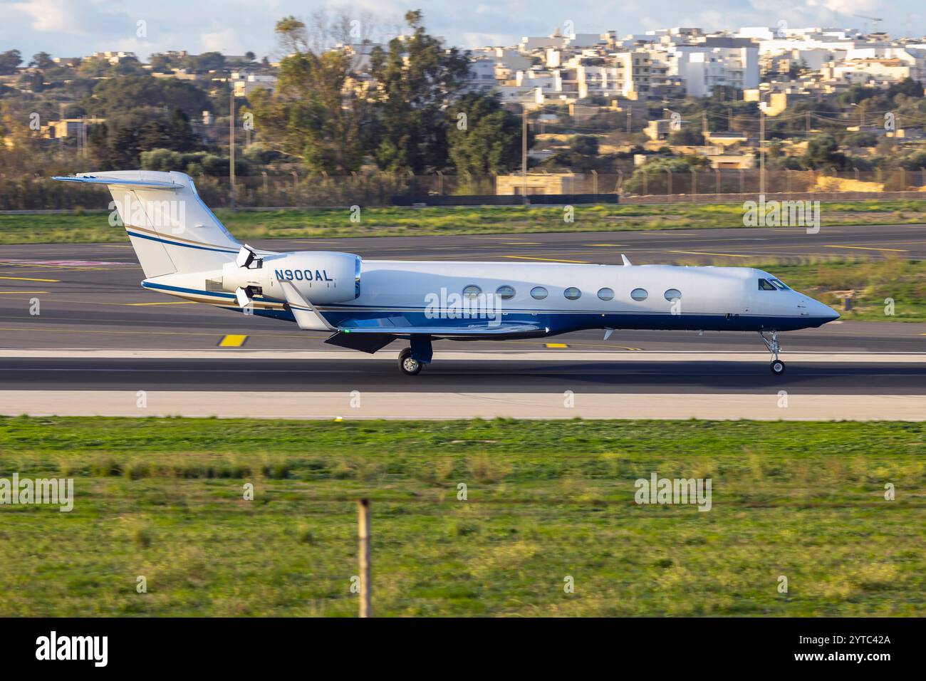 Gulfstream Aerospace G-IV-X Gulfstream G450 (REG: N900AL) on an early ...