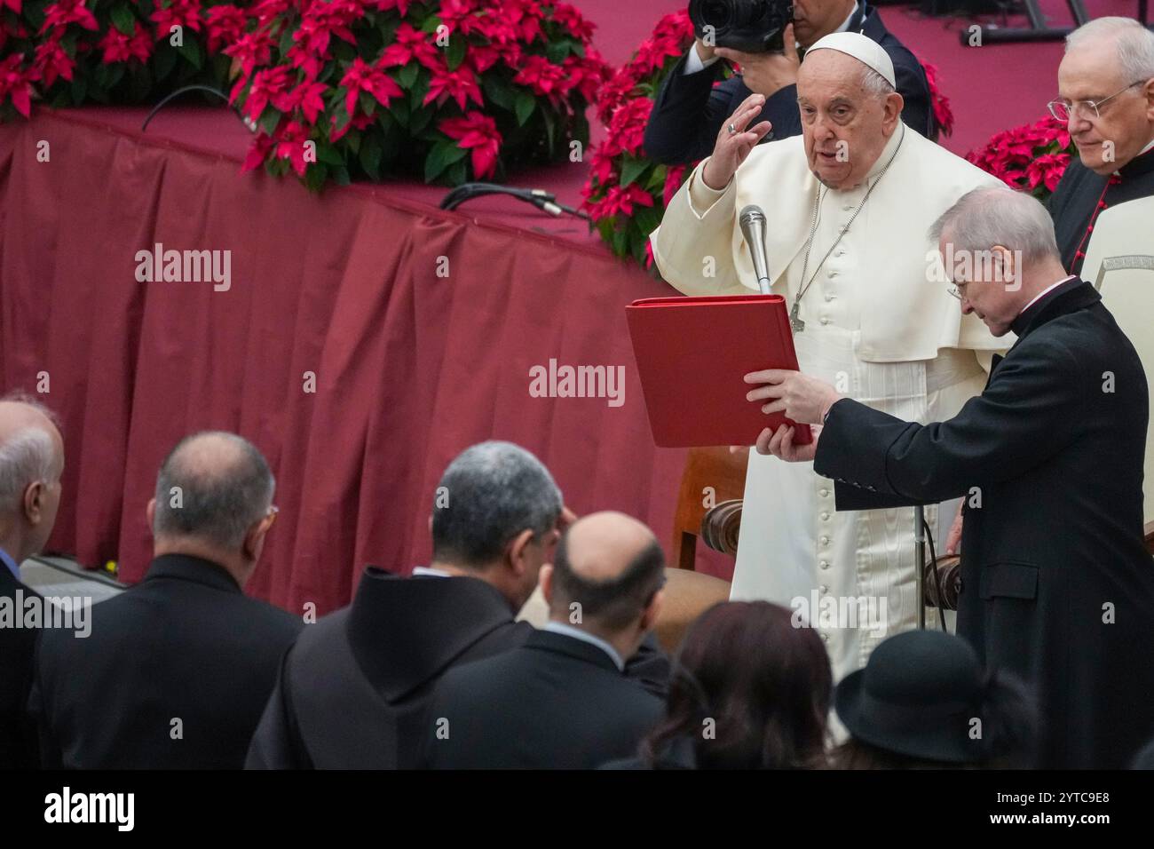 Pope Francis meets the donors of the fir tree set up in St. Peter's ...
