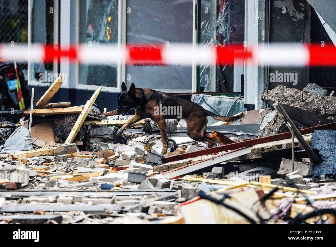 DEN HAAG - Emergency services are on the scene at the Tarwekamp where a ...