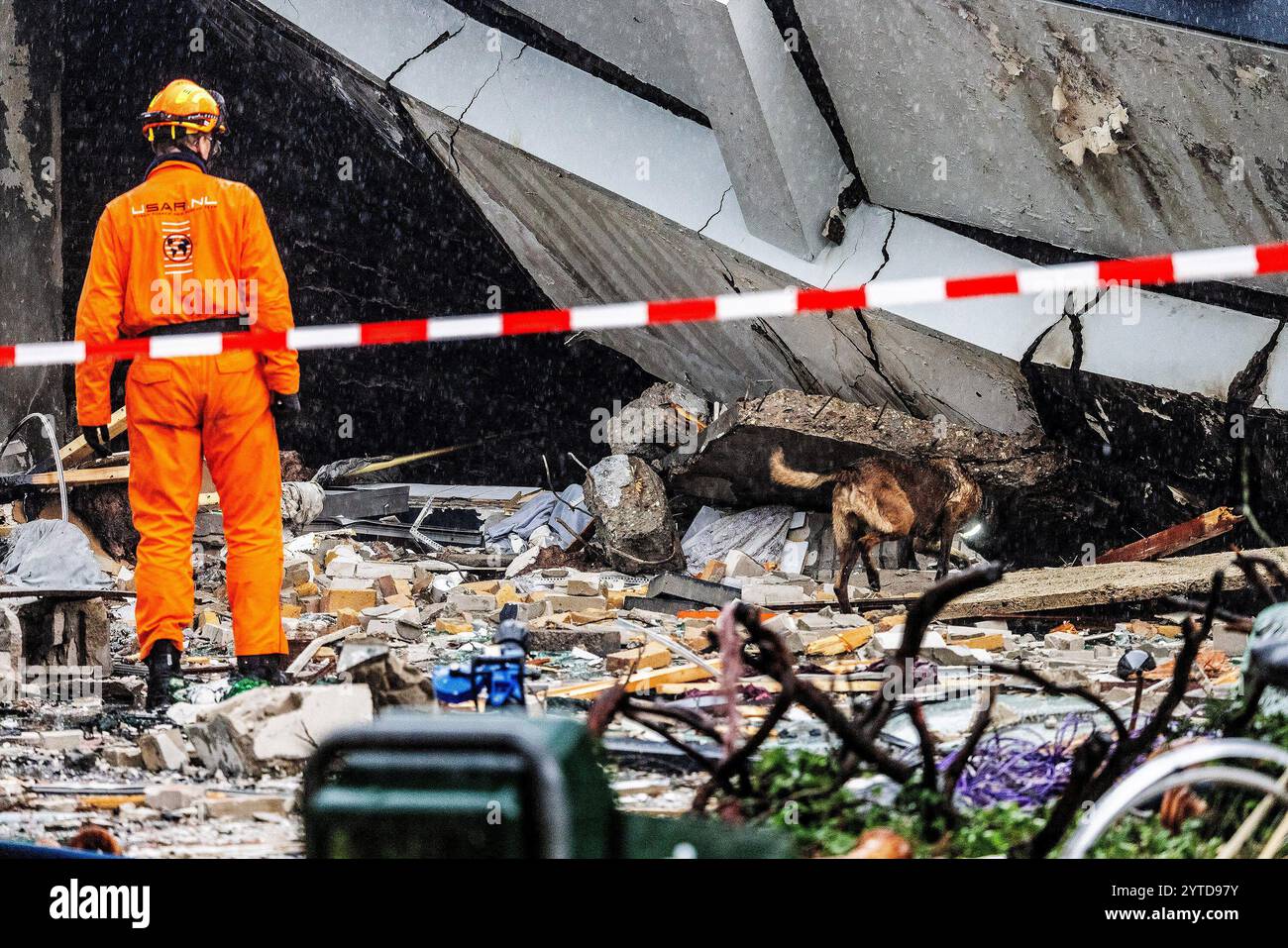 DEN HAAG - Emergency services are on the scene at the Tarwekamp where a ...