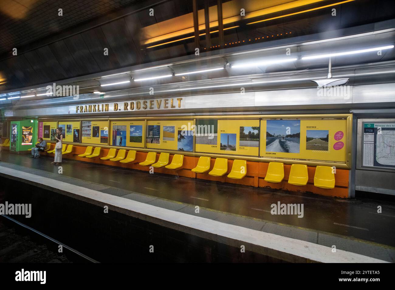 People getting off the Paris Metro underground train at Franklin D ...