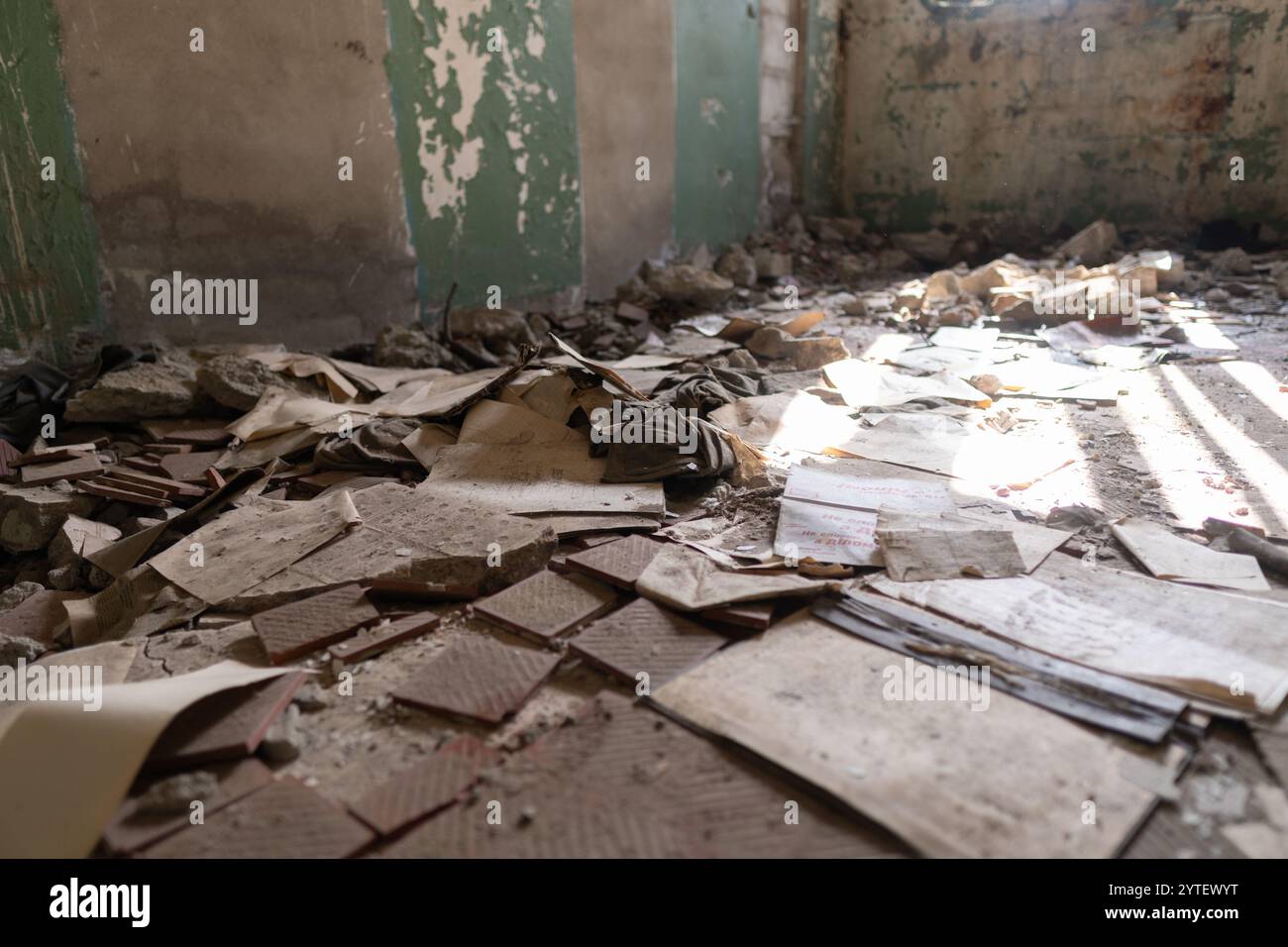 Scattered papers hi-res stock photography and images - Alamy