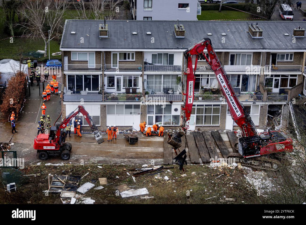 DEN HAAG - Emergency services are on the scene at the Tarwekamp where a ...