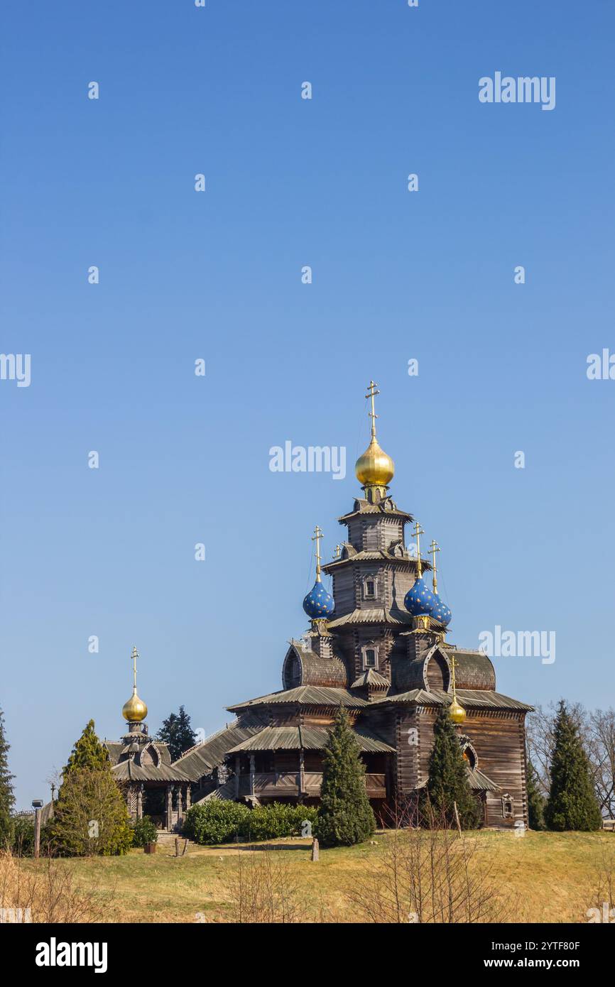 Wooden Russian orthodox church with golden onion dome in Gifhorn ...