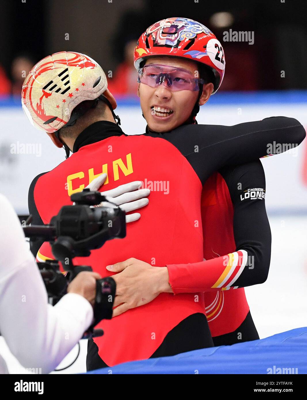 Beijing, China. 7th Dec, 2024. Gold medalist Sun Long (R) of China ...