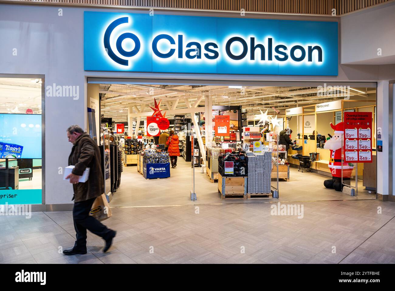 Christmas shopping during Friday afternoon, Linköping, Sweden. In the picture: Interior picture ...