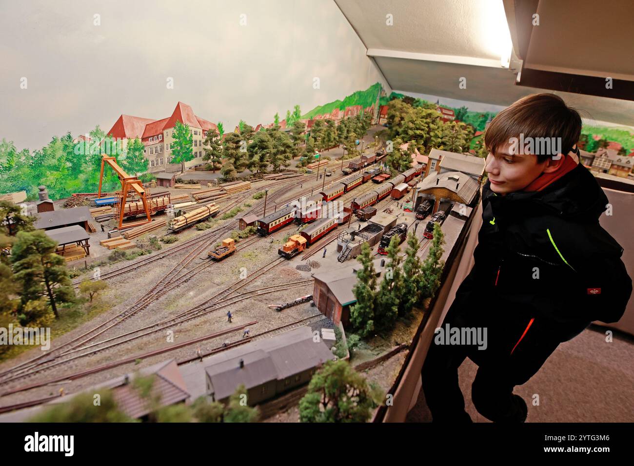 Wernigerode, Germany. 07th Dec, 2024. A boy looks at a model of the ...