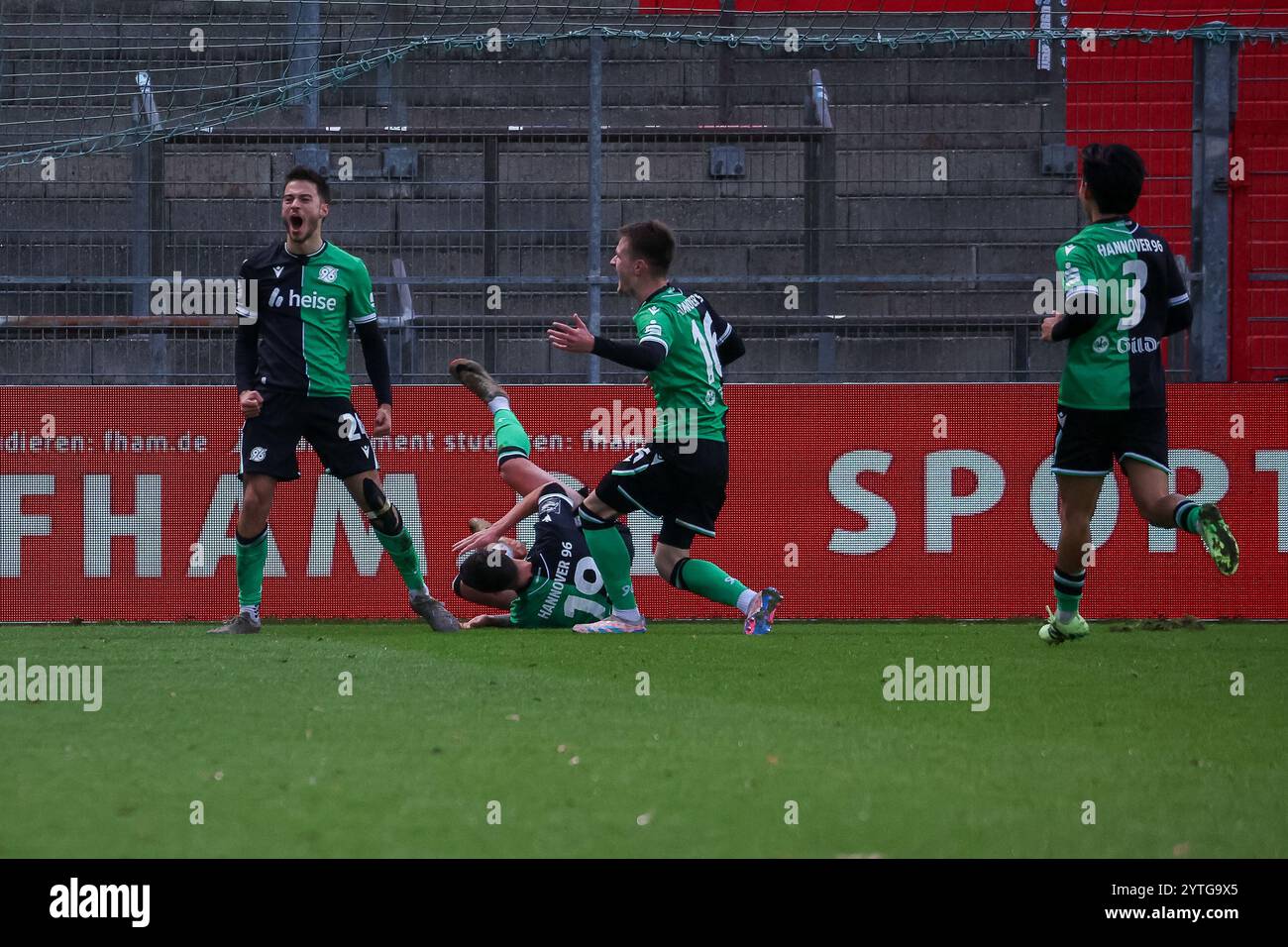 Torjubel zum Tor zum 0:1 durch Robin Kalem (Hannover 96 II, #24), GER ...