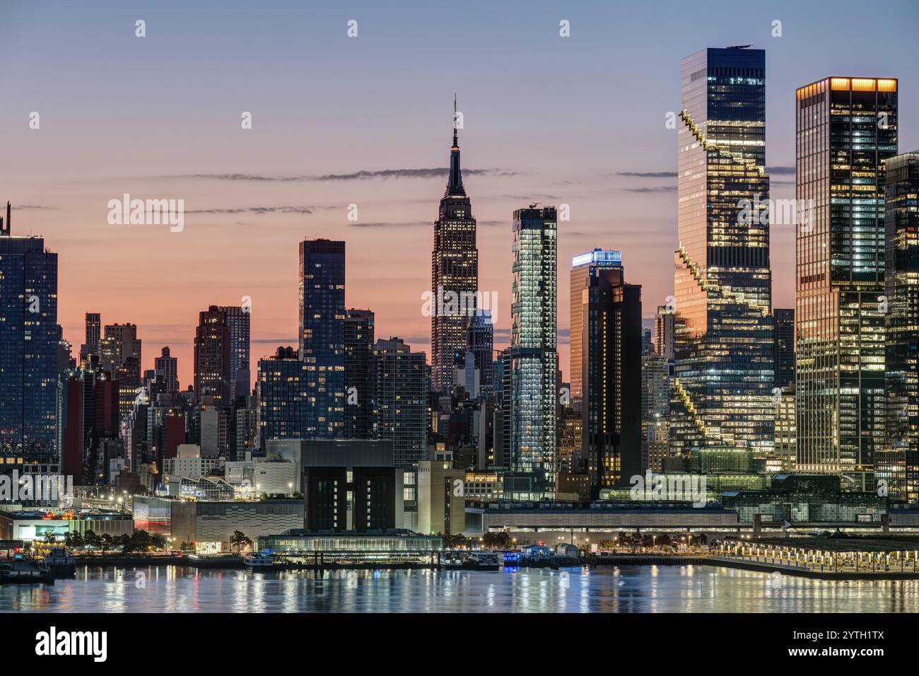 The skyline of Midtown Manhattan in New York with the famous Empire ...