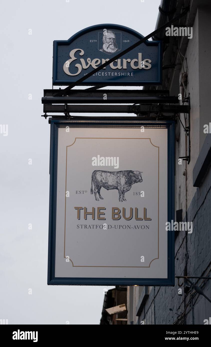 The Bull pub sign, Stratford-upon-Avon, Warwickshire, England, UK Stock ...