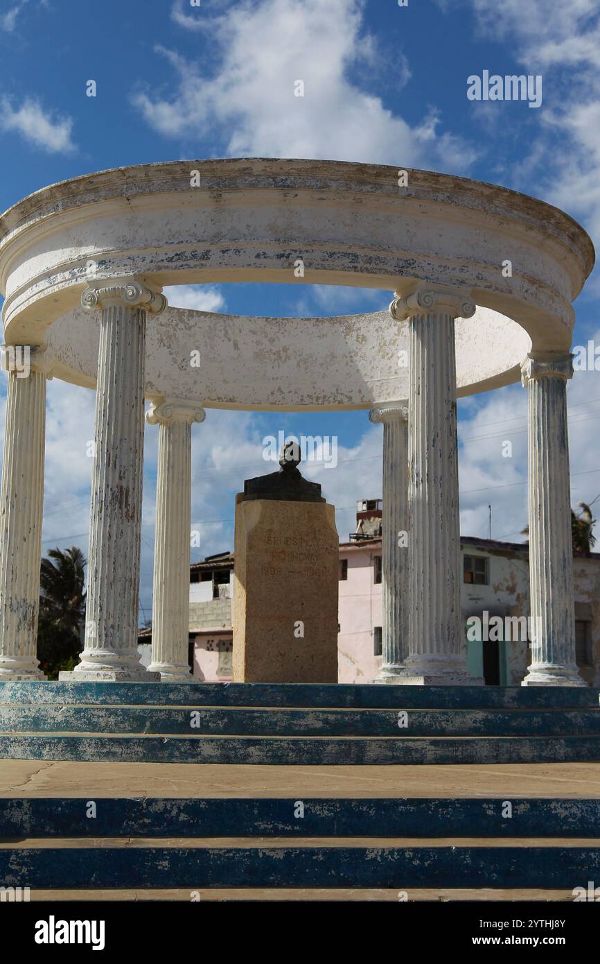 Ernest hemingway cuba statue hi-res stock photography and images - Alamy