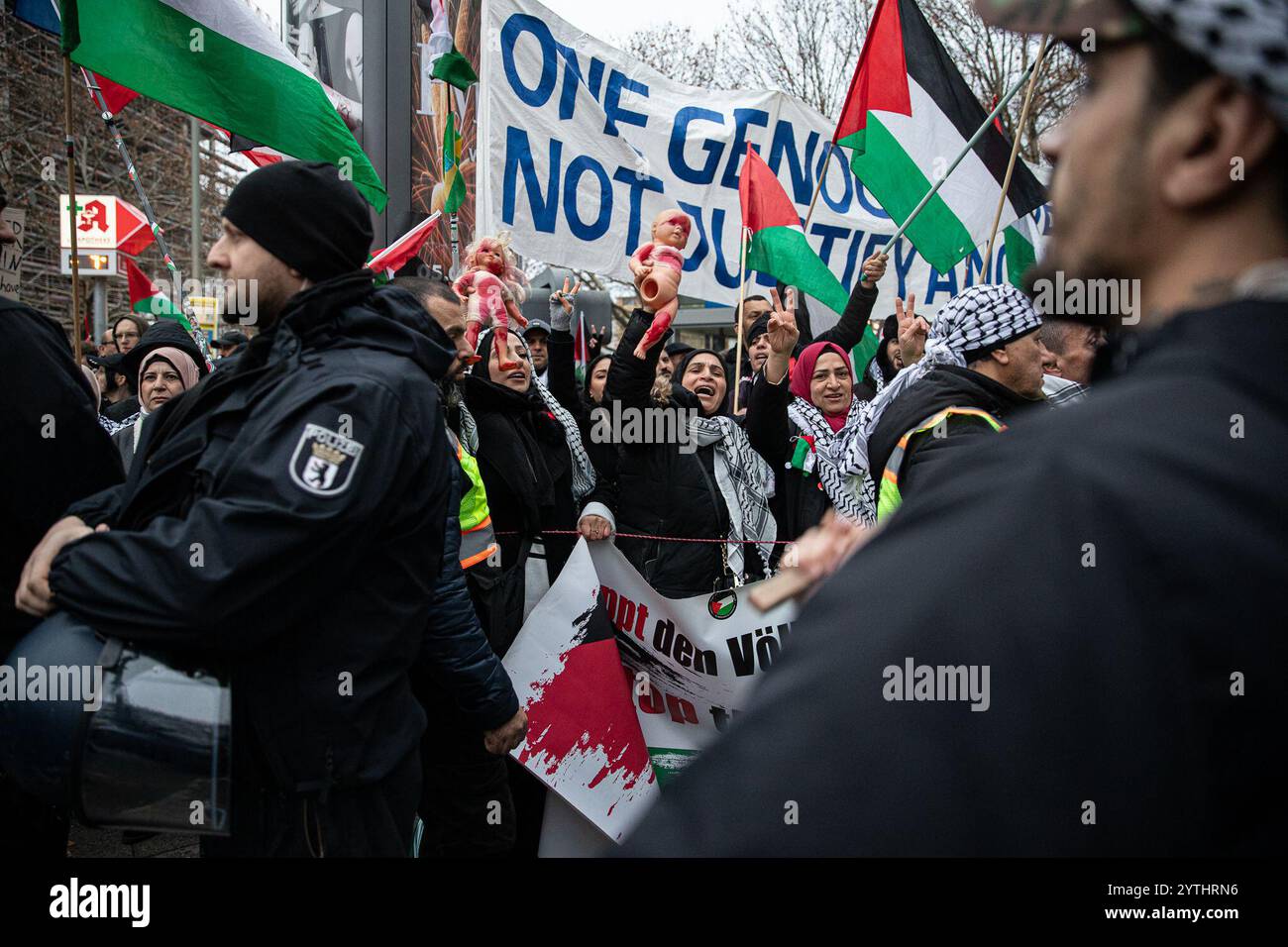 Protesters palestinian flags keffiyehs hi-res stock photography and ...