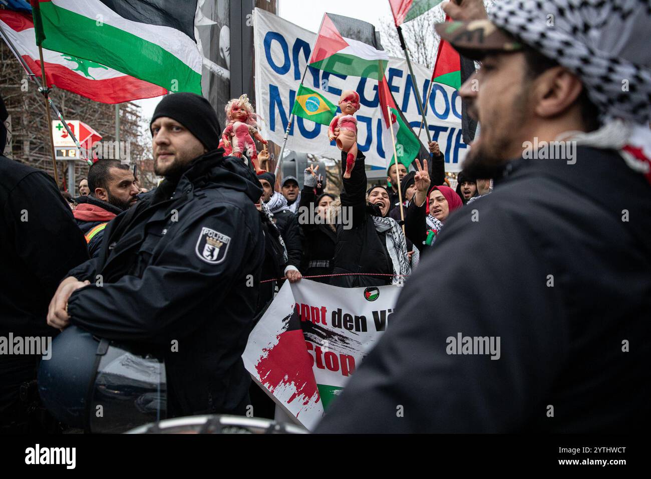 Protesters palestinian flags keffiyehs hi-res stock photography and ...